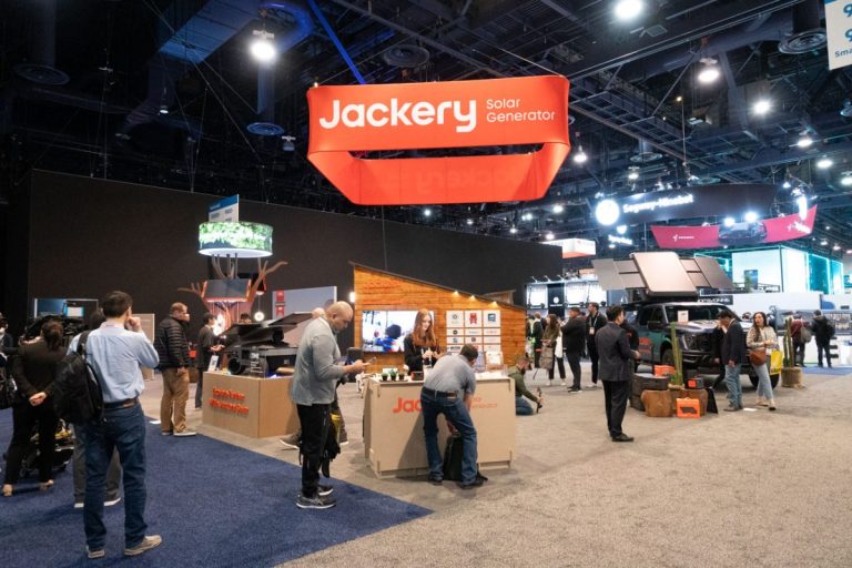 ＜CES＞Jackery、光を求めて動くソーラーパネルロボ「Solar Generator Mars Bot」公開 | Gadget Gate